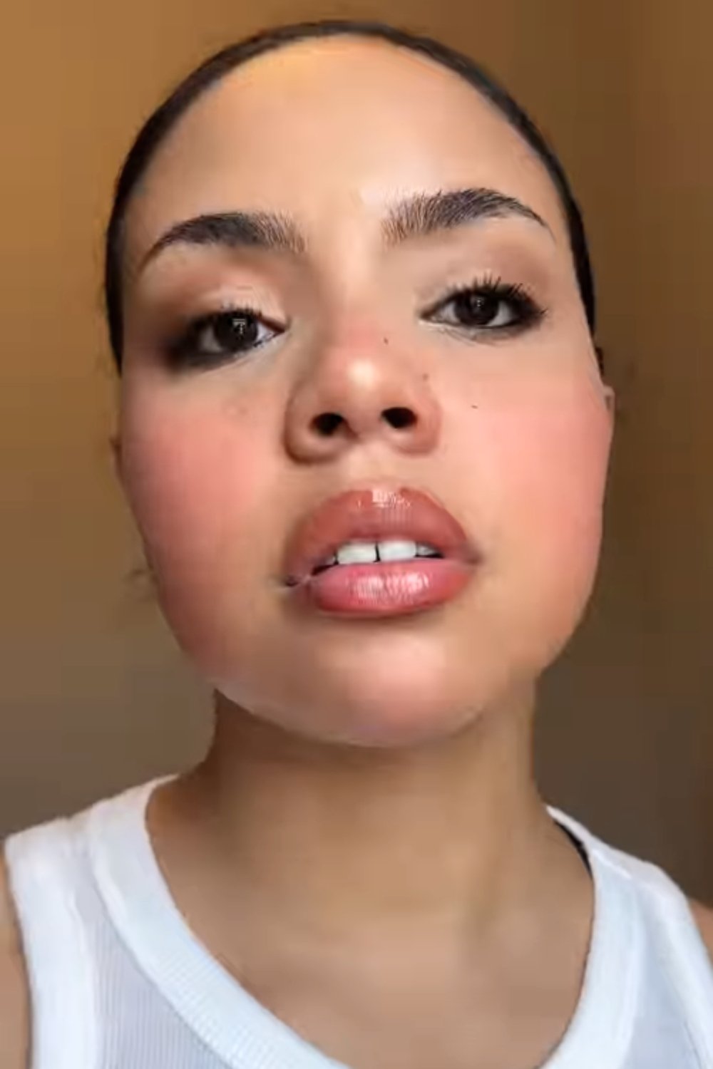 14 Round Face Makeup Looks [Best to Copy] - Scan to Talk