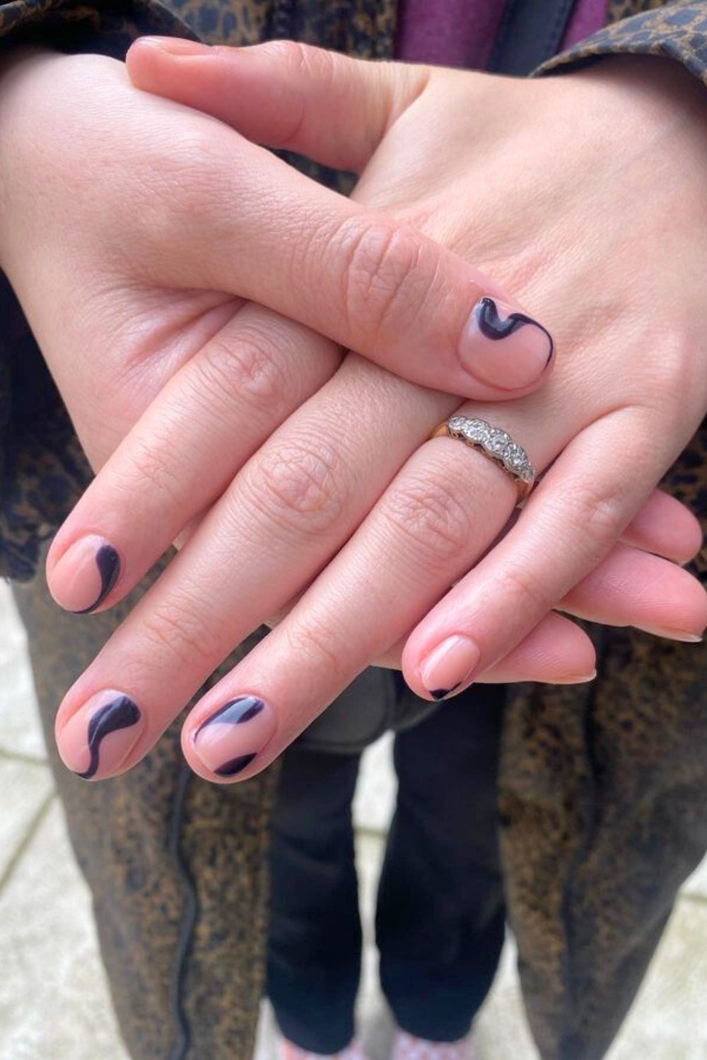 25 Black Swirl Nails - Scan to Talk