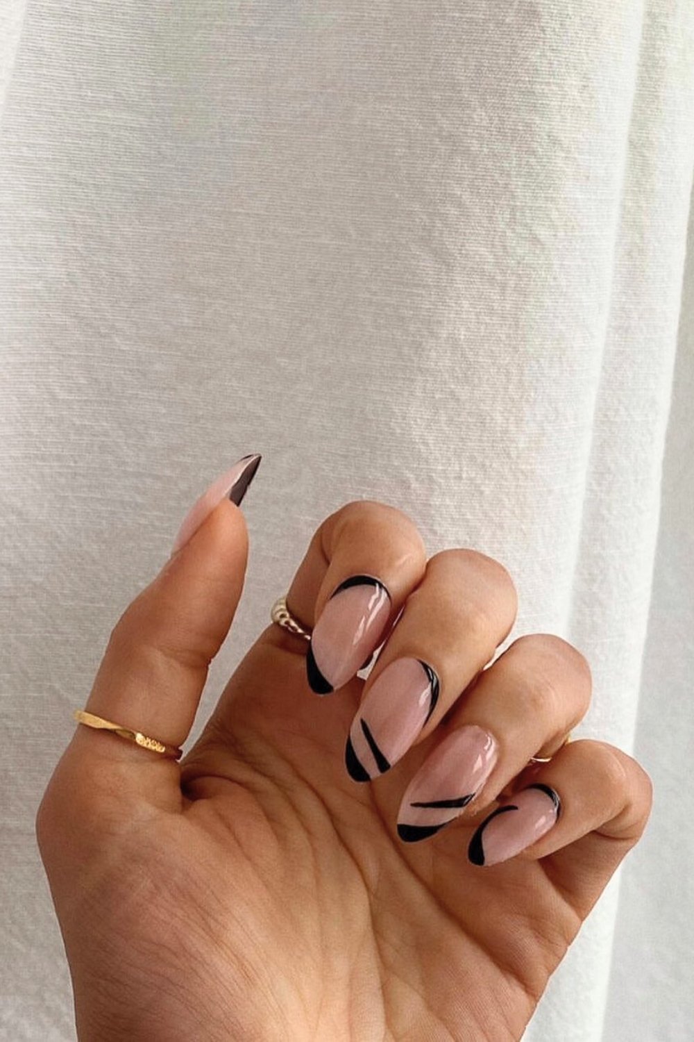 25 Black Swirl Nails – Scan to Talk