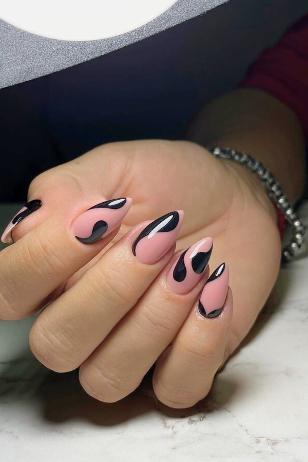25 Black Swirl Nails - Scan to Talk