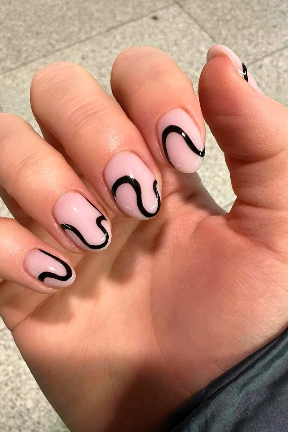 25 Black Swirl Nails - Scan to Talk