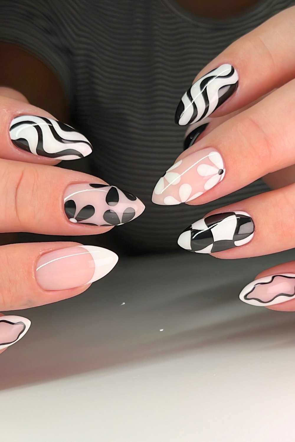 25 Black Swirl Nails - Scan to Talk