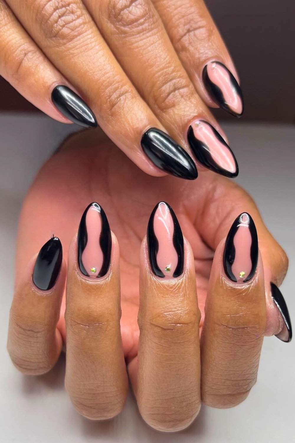 25 Black Swirl Nails - Scan to Talk
