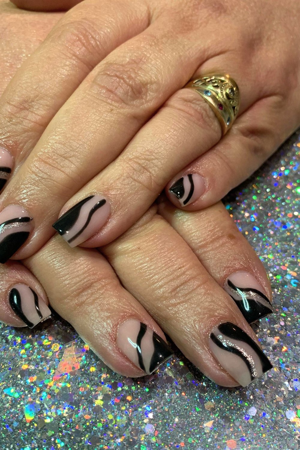 25 Black Swirl Nails - Scan to Talk