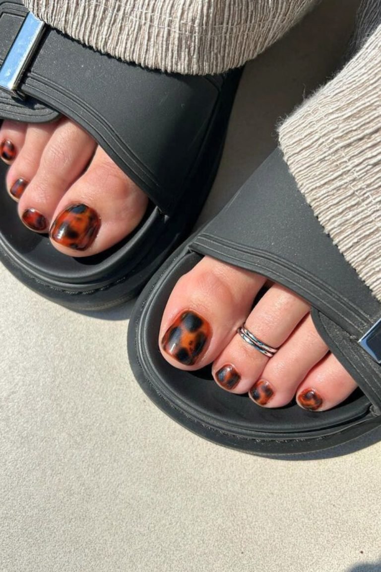 30 Toe Nail Color Ideas to Copy in 2025 - Scan to Talk