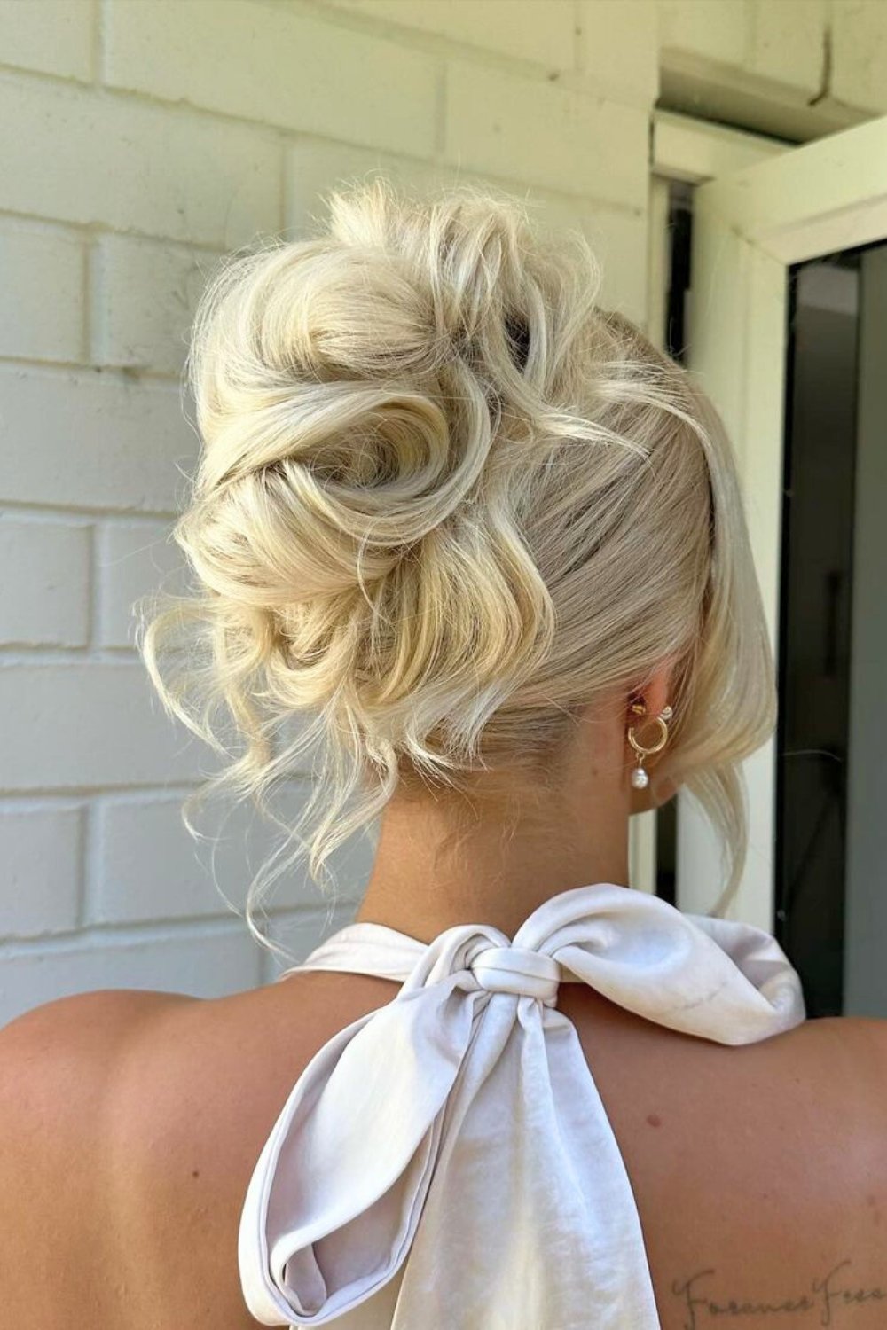 35 Messy Bun Hairstyles 2025 - Scan to Talk