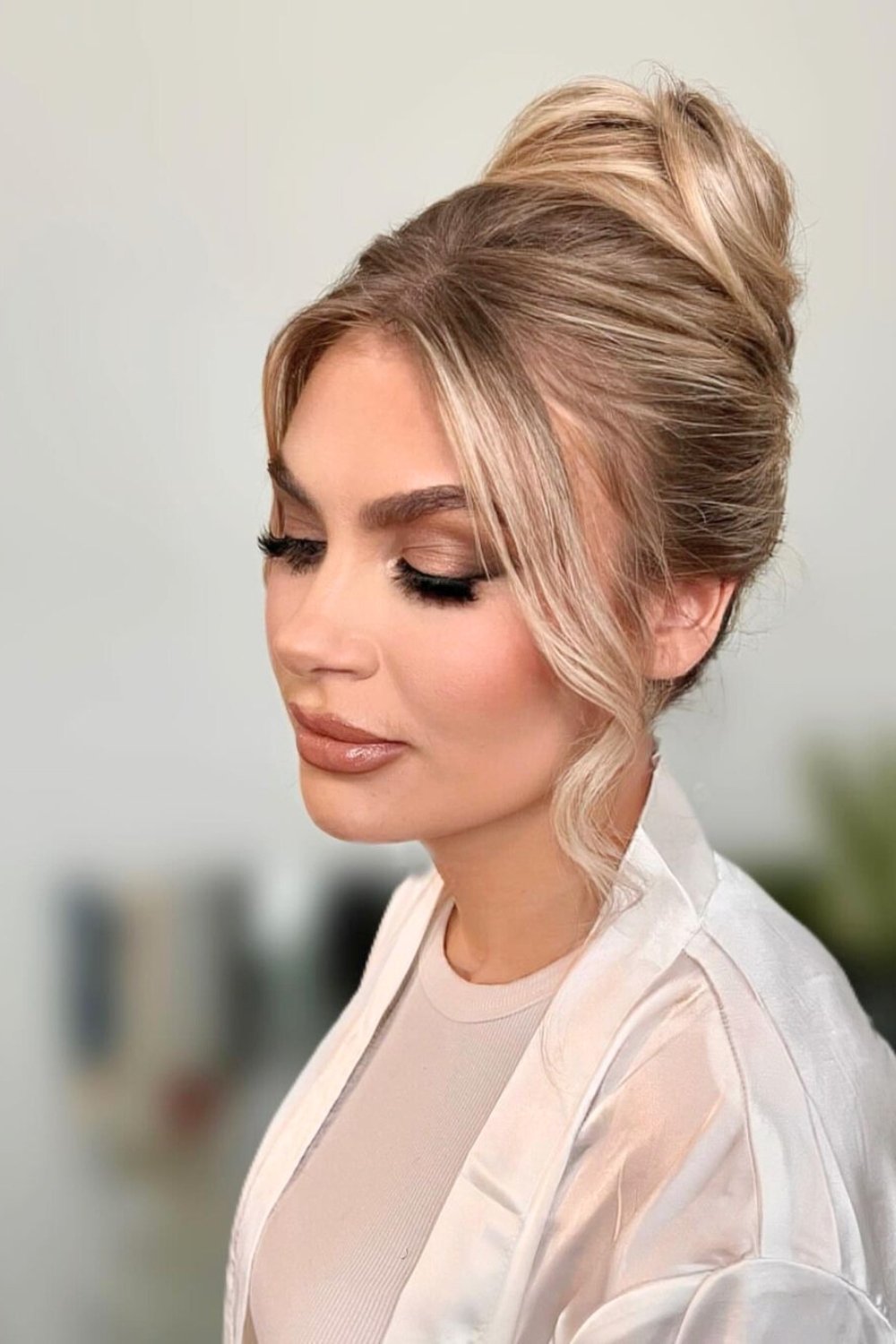 50 High Bun Hairstyles You Never See Before - Scan to Talk