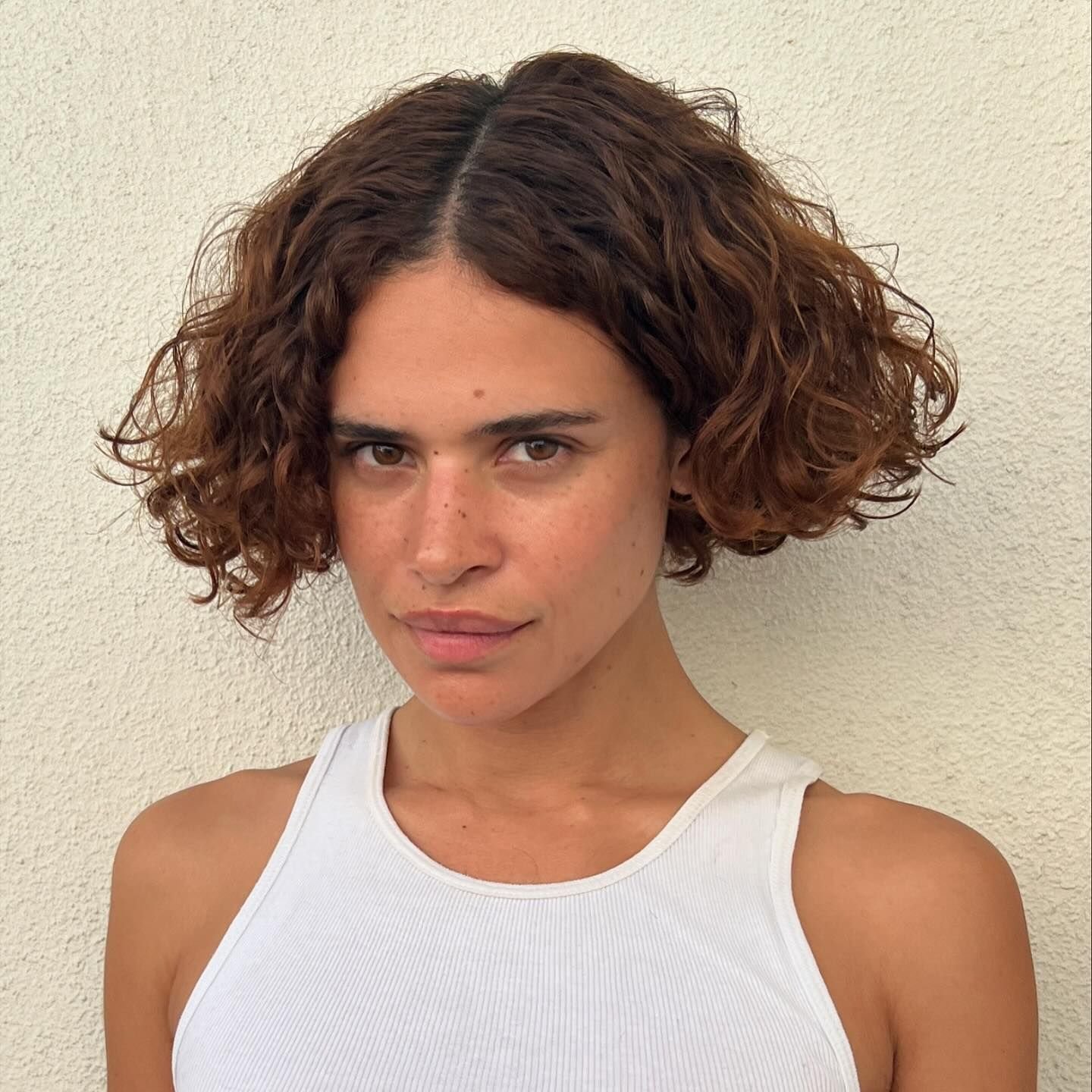 25 Chic and Modern Chin-Length Haircuts for Effortless Style - Scan to Talk