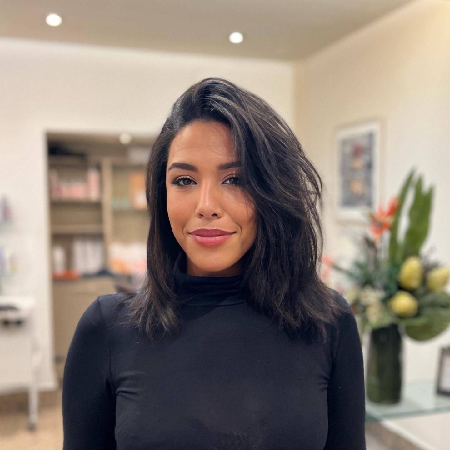 20 Effortlessly Chic Relaxed Hairstyles for Any Occasion - Scan to Talk